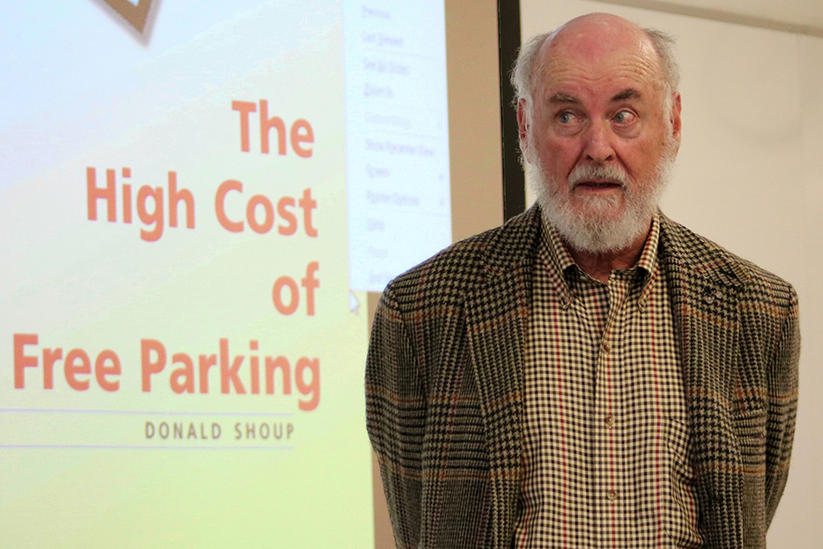 Entrevista com Donald Shoup, o guru do estacionamento