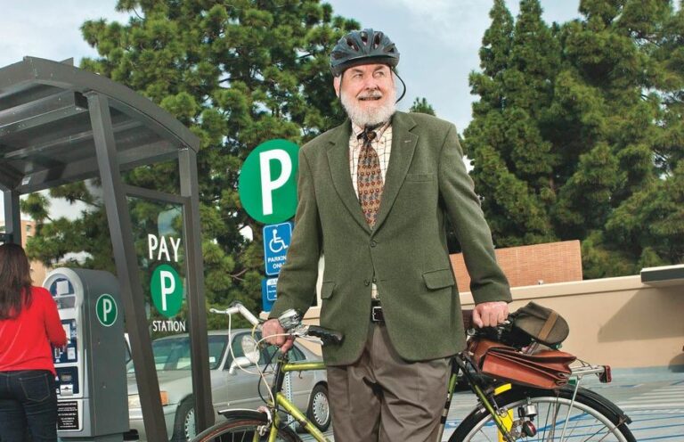 O legado de Donald Shoup na batalha dos estacionamentos | Caos Planejado